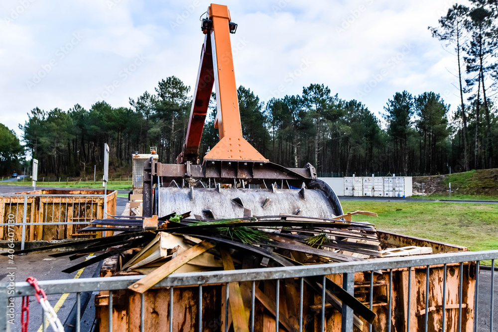 machine pour le recyclage du bois dans une déchetterie Stock Photo ...