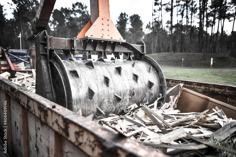 machine pour le recyclage du bois dans une déchetterie foto de Stock ...