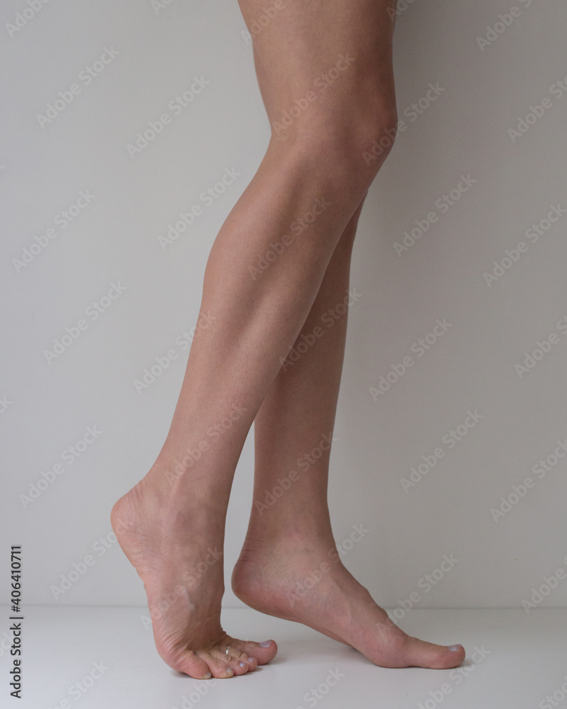 Foto de beautiful woman legs with no retouch do Stock | Adobe Stock