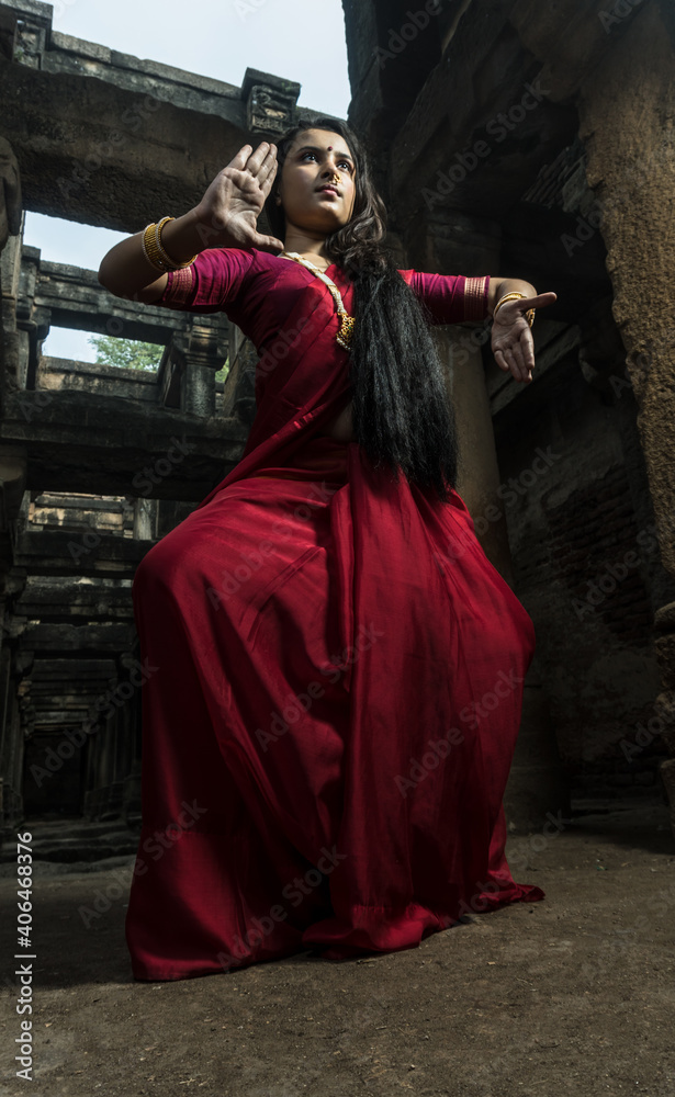 Beautiful indian girl dancer in the posture of Indian dance . Indian ...