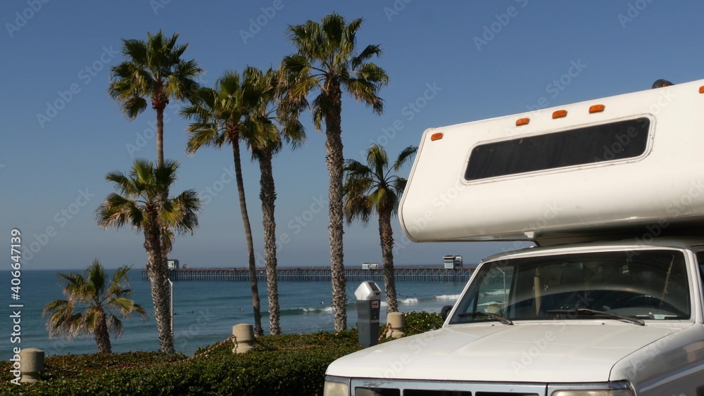 Motorhome trailer or caravan for road trip. Waterfront tropical palm ...
