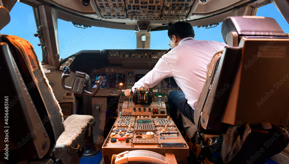 Foto de Airline pilot work in the cockpit. View from the cockpit on the ...
