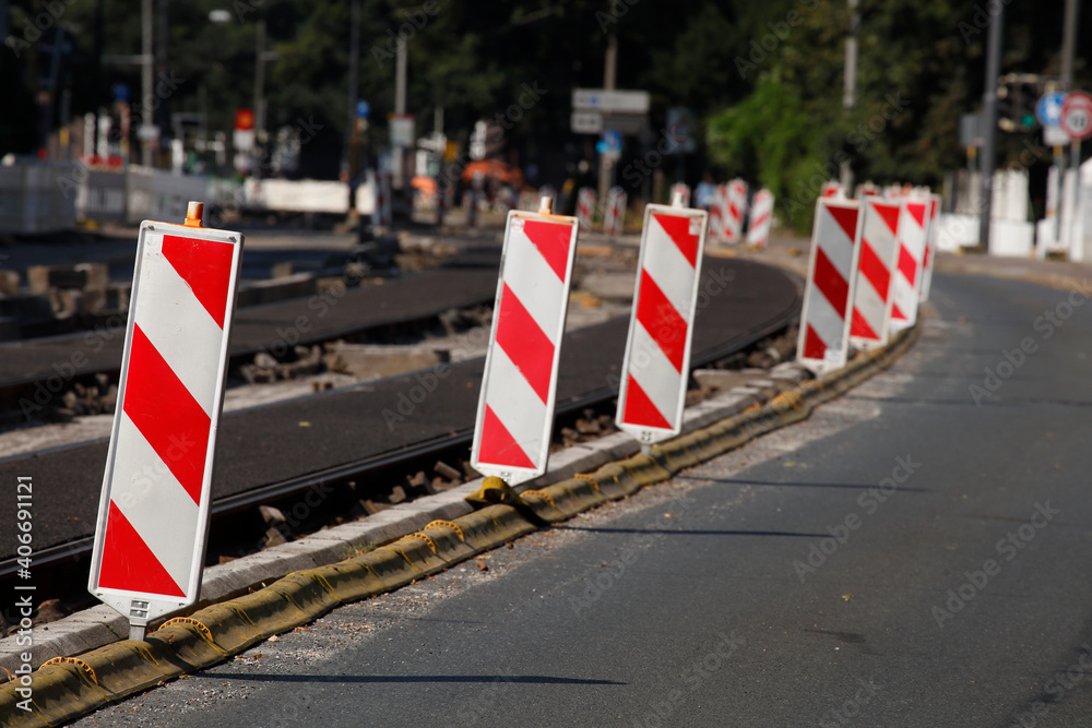 Absperrbaken, Baustellenabsperrung, Straßenbahnschienen, Erneuerung ...