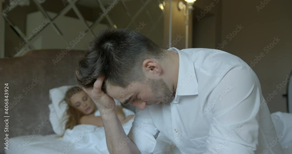 Vidéo Stock Couple with problems in bed. The depressed brunet is ...