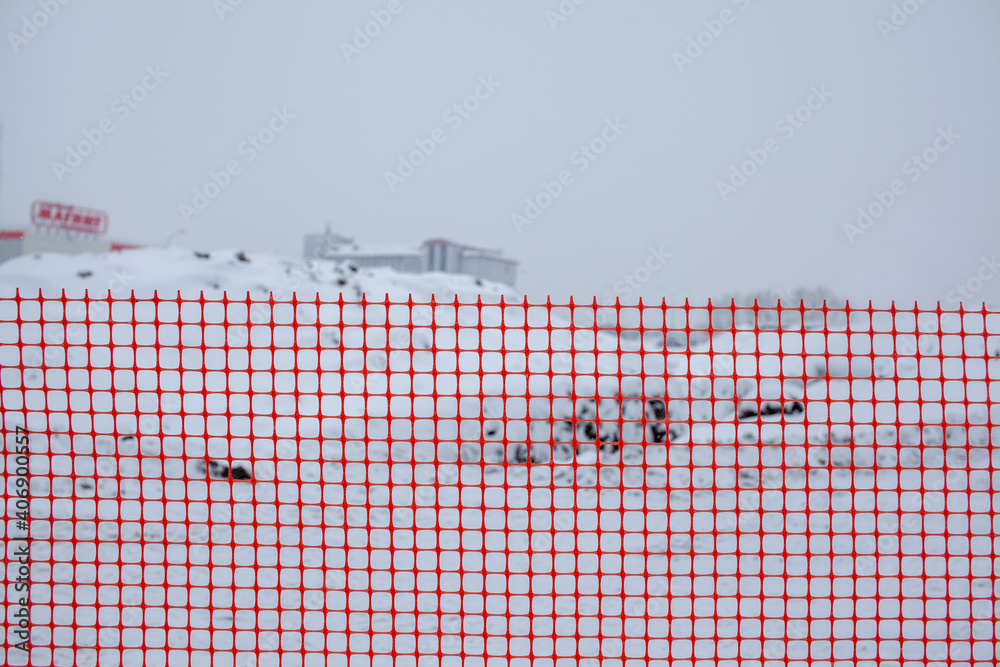 Plastic red safety net for construction site. Fencing repair work foto ...