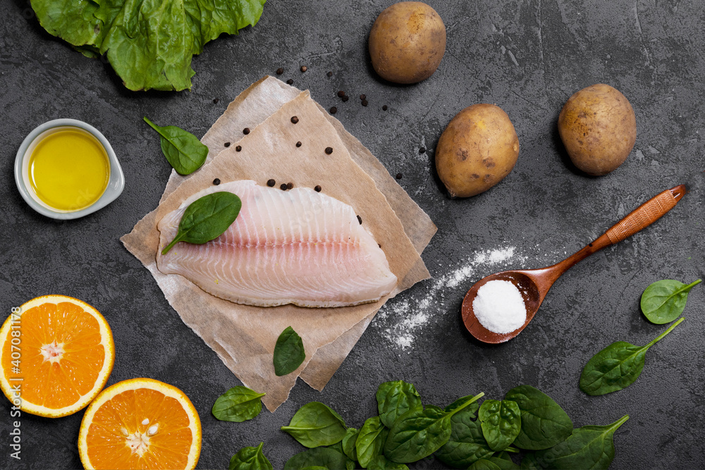 Filet z ryby na papierze. Przykładowe obiad. Katering dietetyczny Stock ...