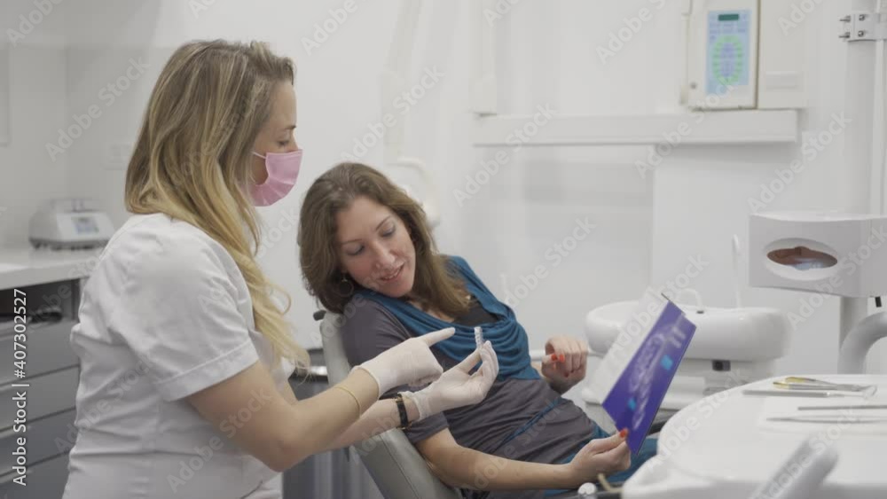 Video „Orthodontists explains to woman patient about teeth alignment ...