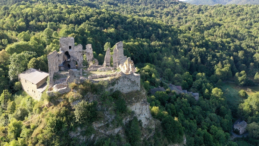 Châteaux cathares et haute-vallée de l'Aude vus du Ciel Stock Photo ...
