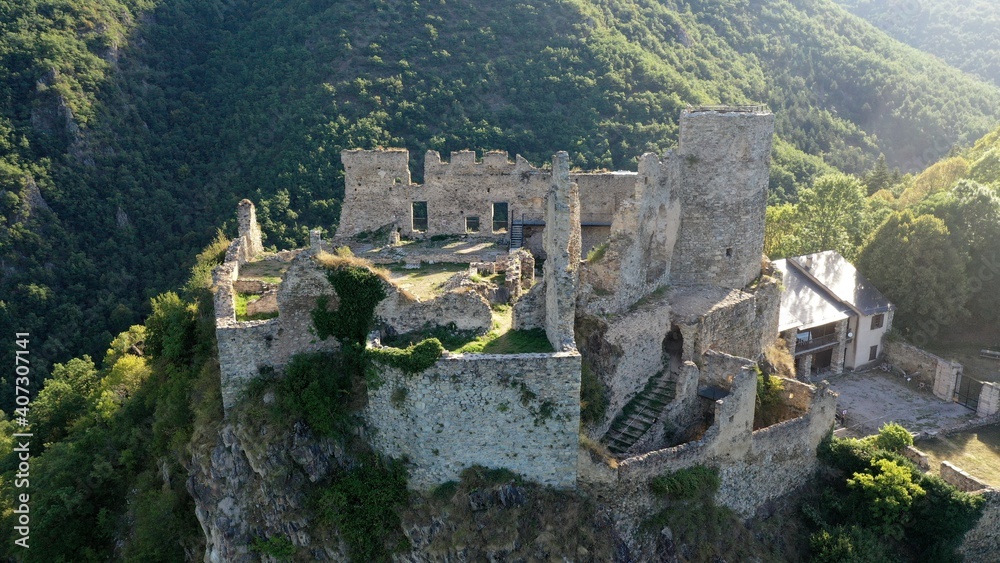 Châteaux cathares et haute-vallée de l'Aude vus du Ciel Stock Photo ...