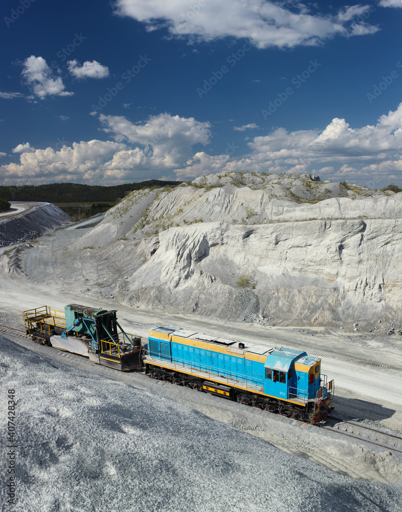 Foto de Diesel locomotive pulls the trailer moldboard plow by rail in a ...