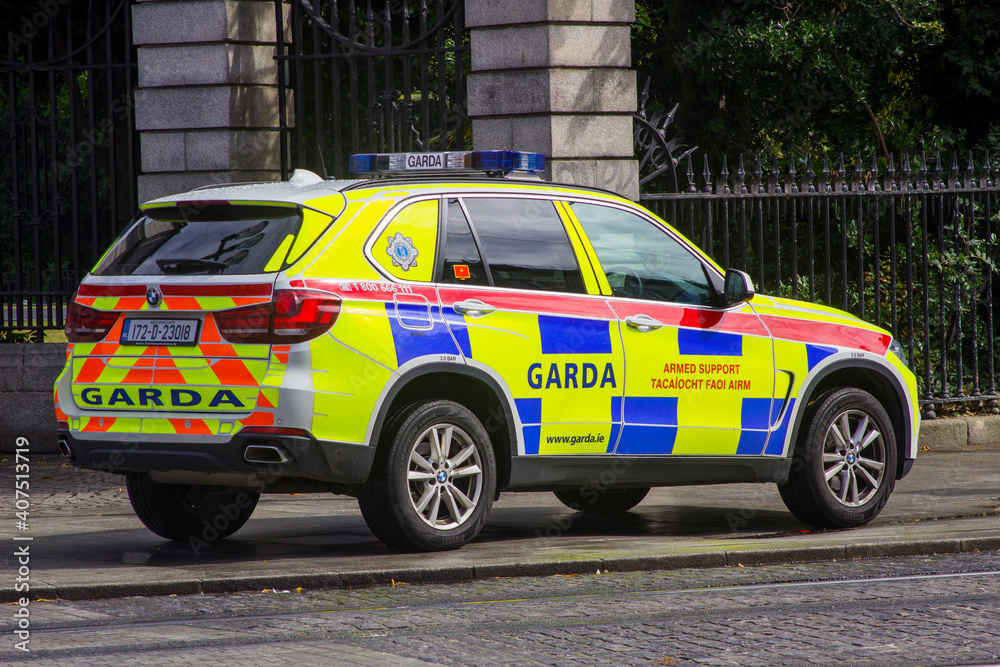 Foto de 20 July 2018 An Irish police car parked on the pavement while ...
