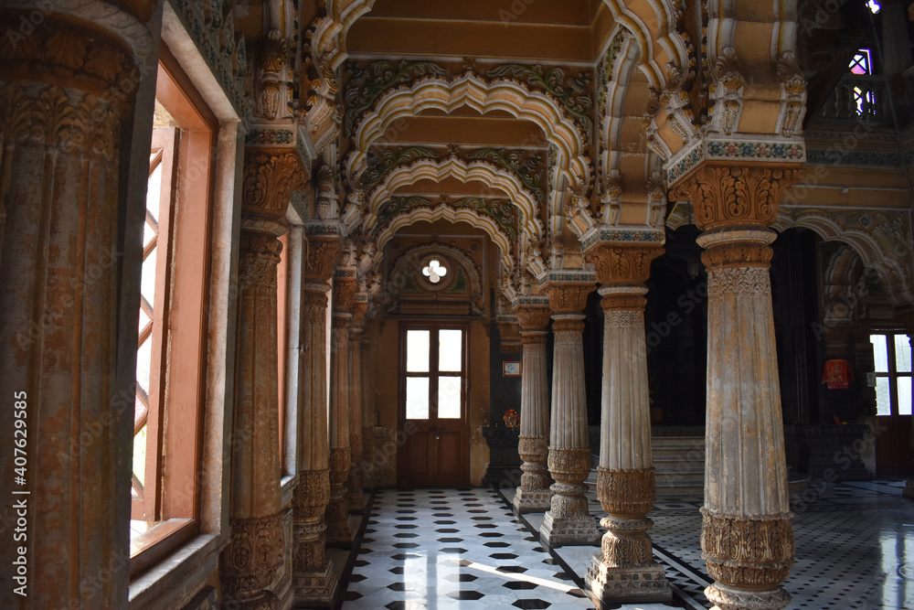 Foto de Beautiful Interior corridor of Temple at Mahadji Shinde Chatri ...