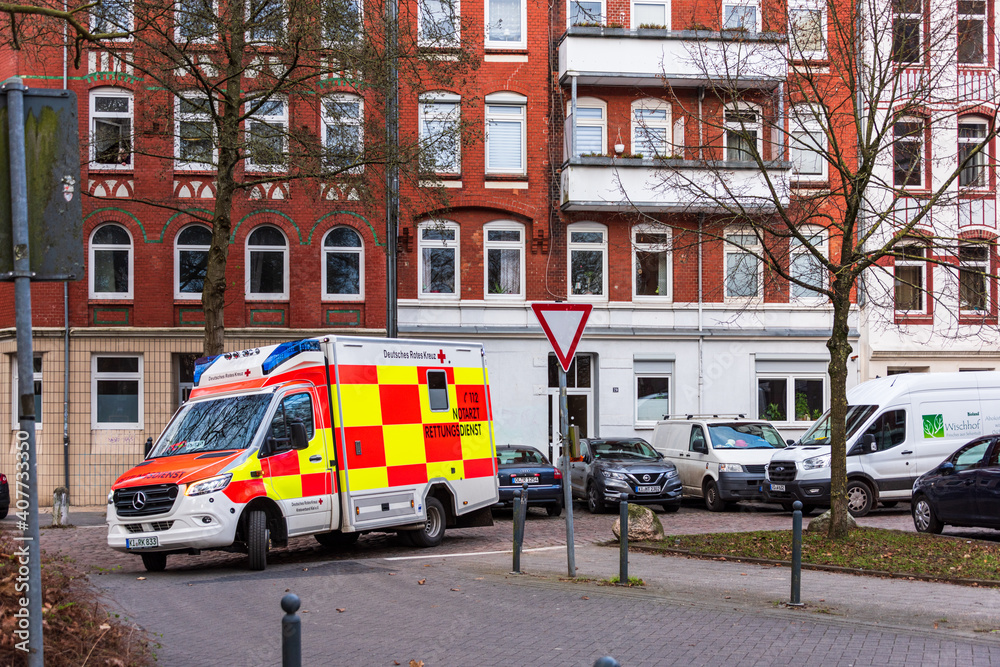 Ein Notarztwagen der Deutschen Roten Kreuz im Einsatz in der Kieler ...