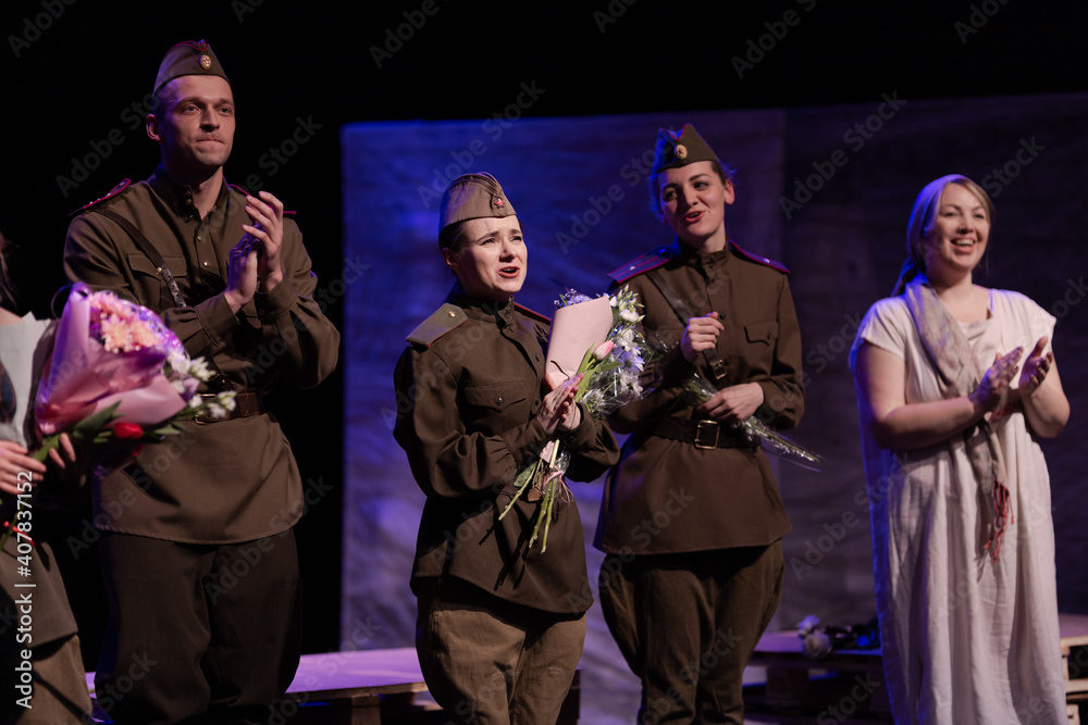 Foto de Actors in military uniforms of the Soviet army of World War II ...