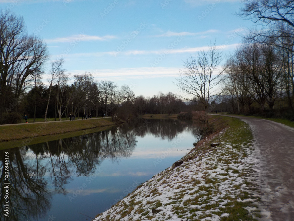 Foto de Frankfurt: Nidda river is part of the green belt of the city do ...