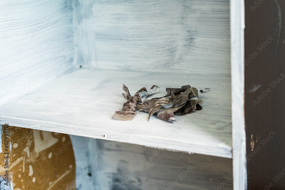 Foto de Destroyed Laminated shelf. Broken Old book shelvels With Damage ...