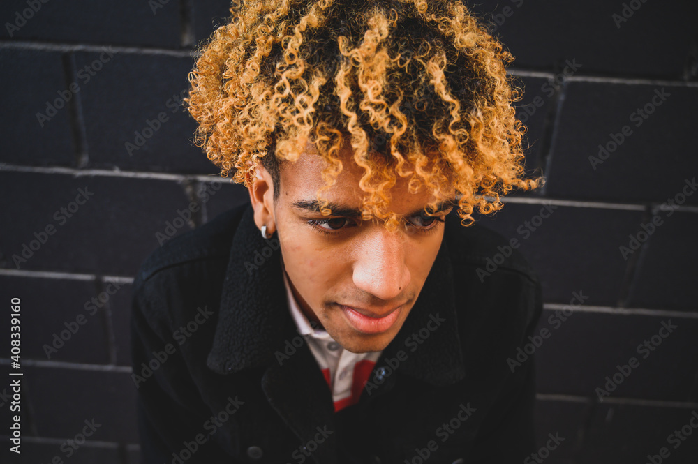Hombre joven latino, moreno de ojos marrones y con pelo rizado en un ...