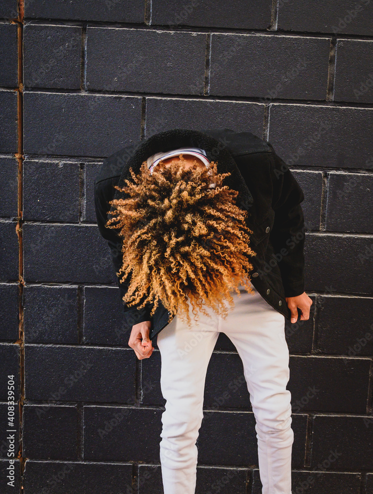 Hombre joven latino, moreno de ojos marrones y con pelo rizado en un ...