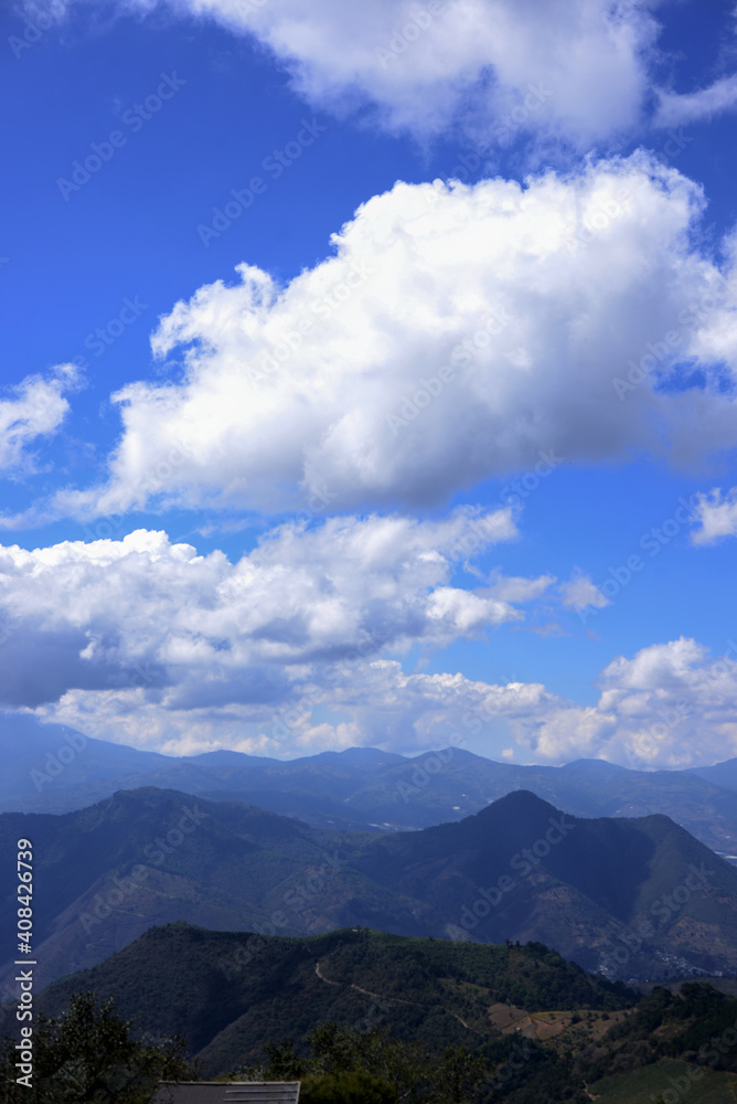 Paisaje nuboso al medio día en Guatemala con vista hacia las montañas ...