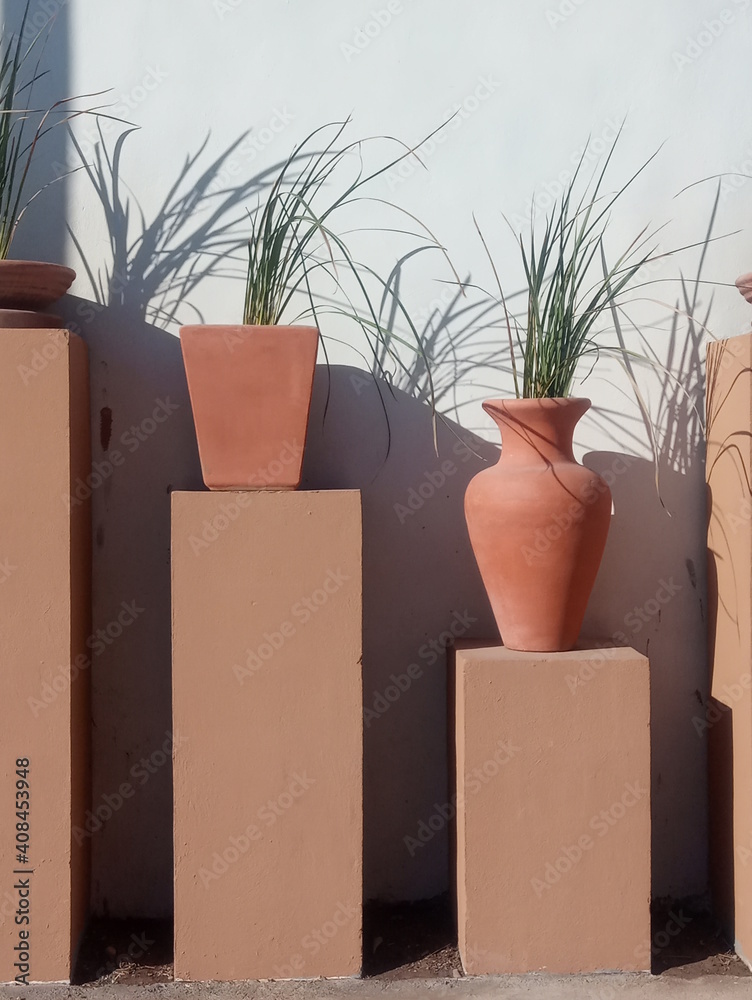 Jarrones ornamentales de barro sobre prismas Stock Photo | Adobe Stock