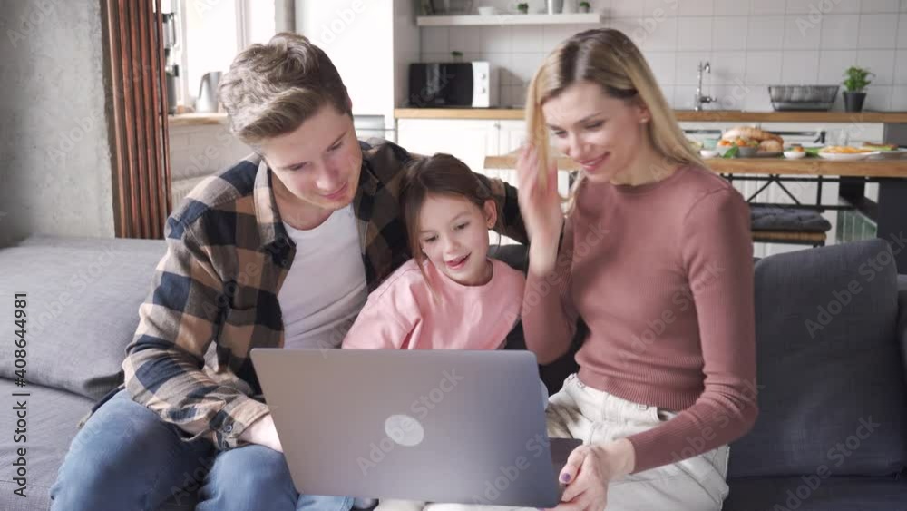 Stockvideo Happy family young parents and kid child daughter using ...