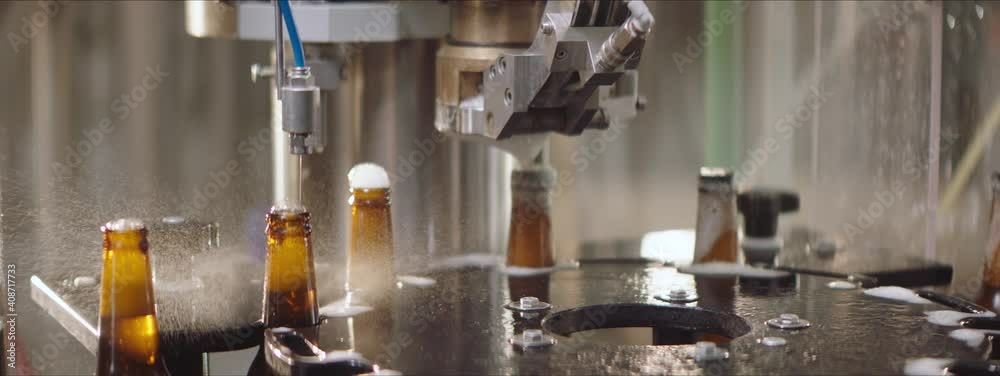 Vidéo Stock Foam overflowing beer bottles in a process of brewing. Beer ...