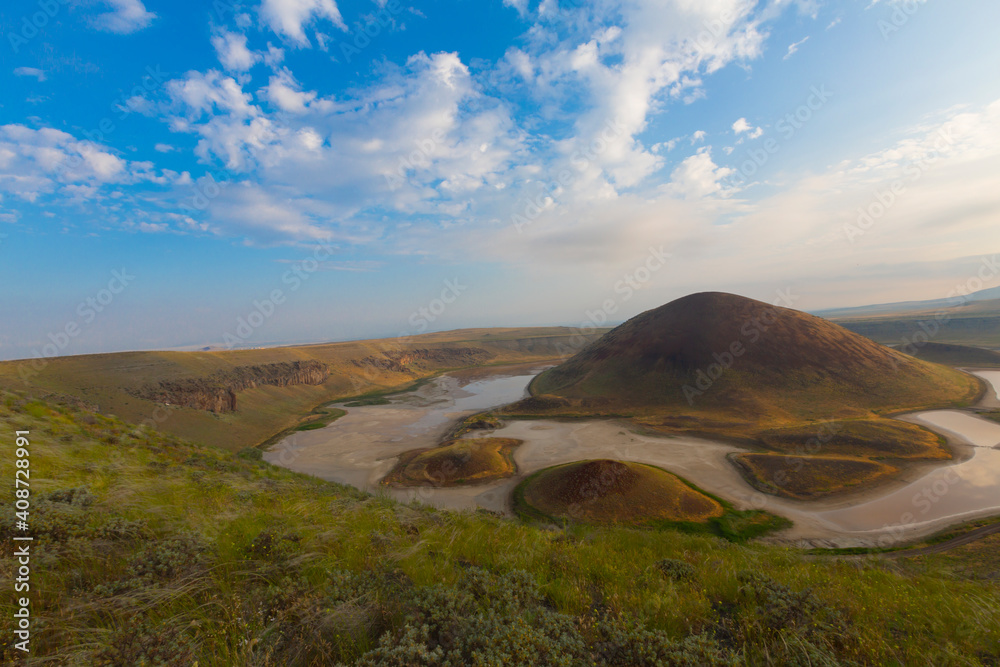 Foto de Meke Maar Lake is a lake in the Karapınar district of Konya ...