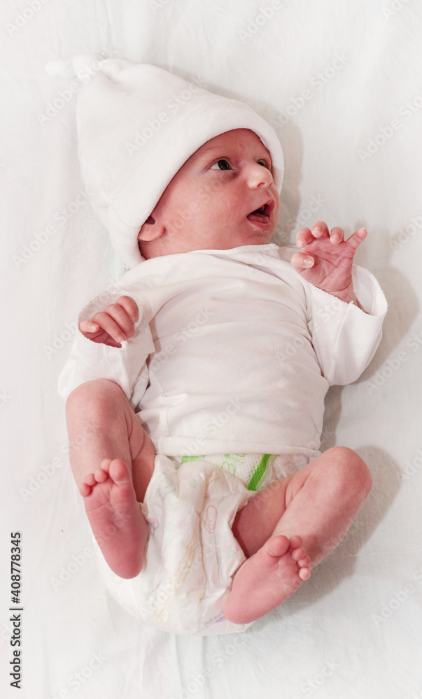 Foto de a newborn baby in a diaper in full growth lies in the doctor's ...
