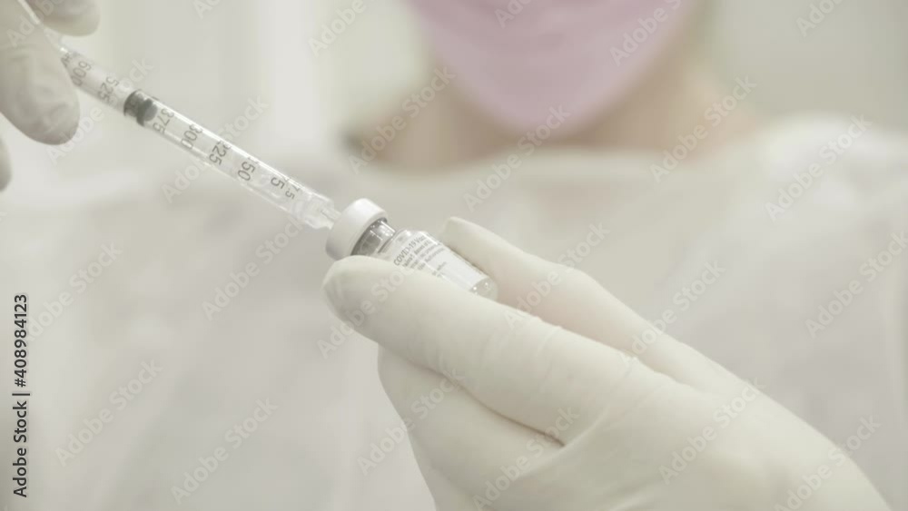 Wideo Stock: Closeup of a medical doctor filling a syringe with ... Wideo Stock: Closeup of a medical doctor filling a syringe with ...