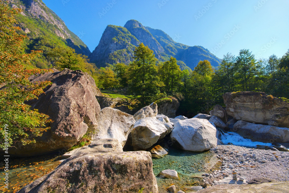 Foto de typische Felsen im Fluss Bavona im Bavonatal, Tessin in der ...