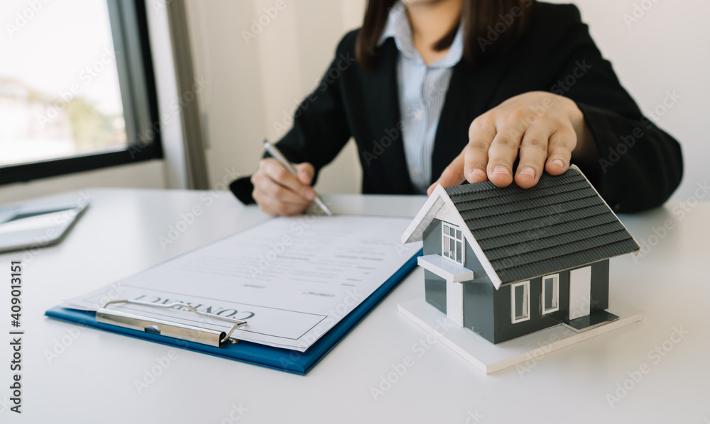 Home insurance concept, home insurance agent can hold a small sample ...