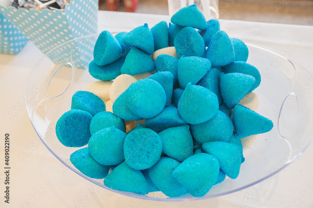 Dulces azules, nubes de azúcar con textura. Muchos dulces vistos de ...
