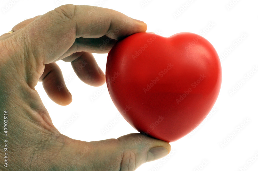 Coeur dans une main en gros plan sur fond blanc Stock Photo | Adobe Stock