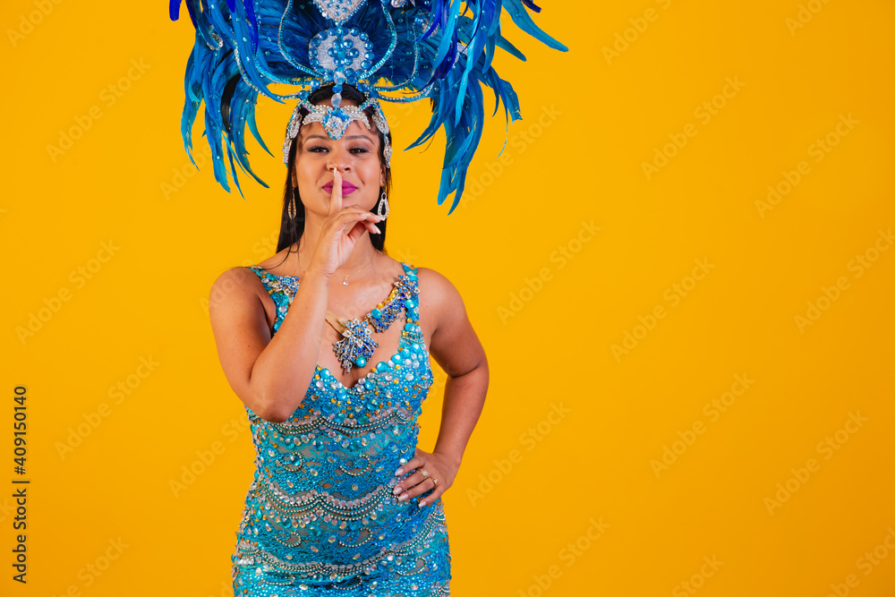 Brazilian woman at carnival, Brazilian woman dancing at carnival ...