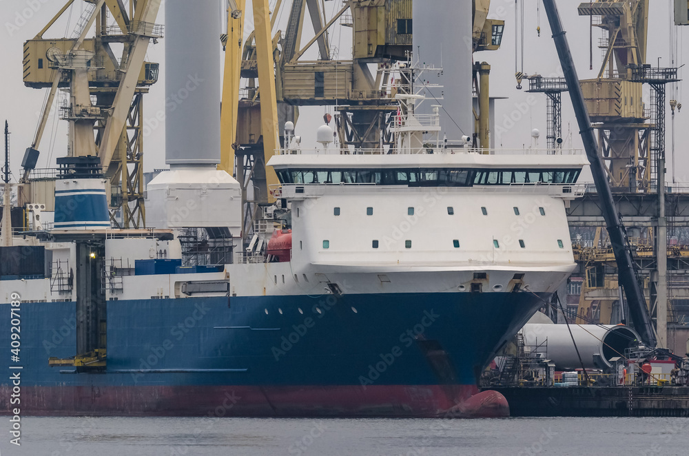 CARGO AND CONTAINER SHIP - Loading of steel structures into the cargo ...