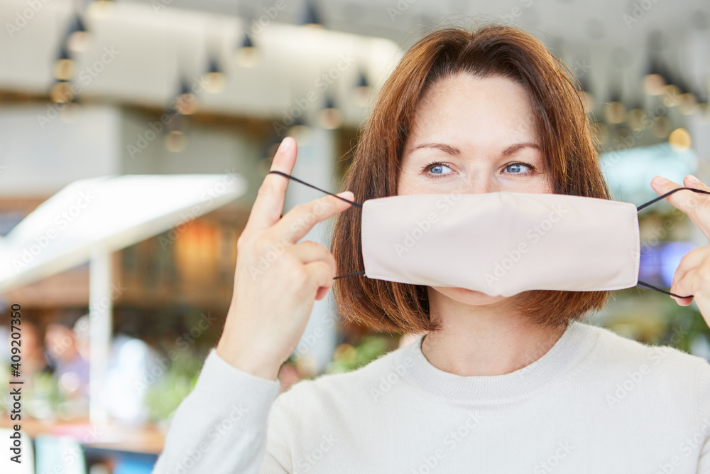 Woman shows how to put on the everyday mask correctly Stock Photo ...