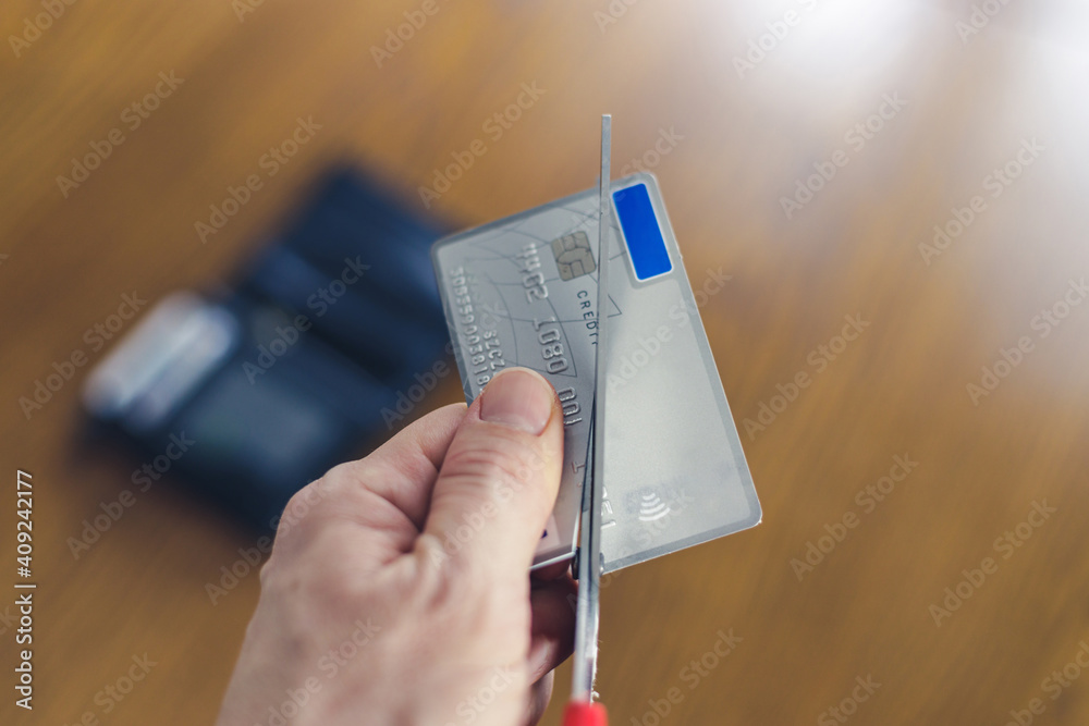 Irreversible destruction of a deactivated payment card by cutting with ...