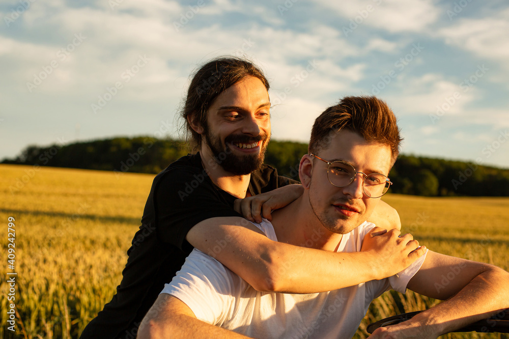 Foto de Laughing and hugging white european young models boys with sky ...