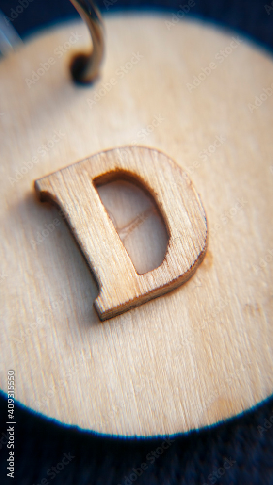 Foto de Letra d tallada en madera pegada con pegamento sobre chapa ...