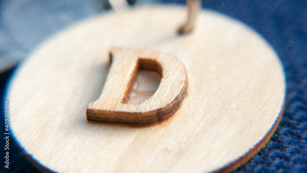 Letra d tallada en madera pegada con pegamento sobre chapa redonda de ...