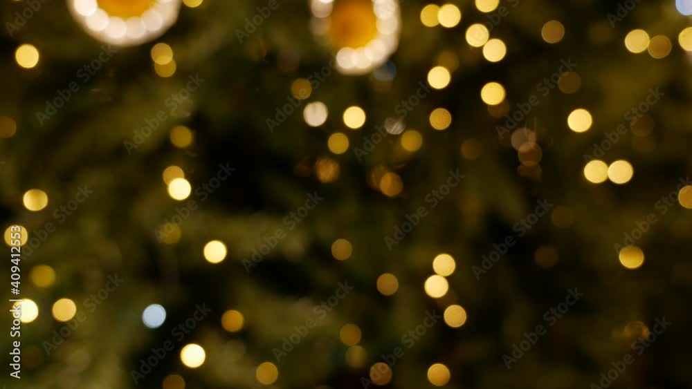 Vidéo Stock Defocused holiday lights glowing in darkness in night city ...