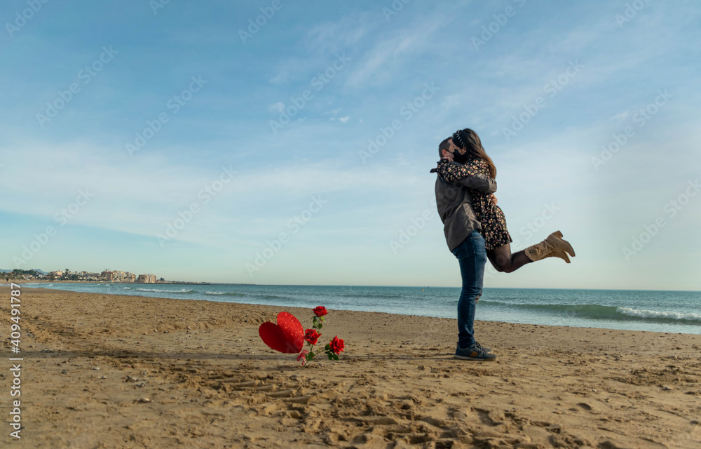 pareja romántica felizmente enamorada, celebrando el día de san ...
