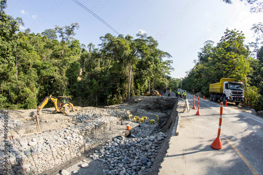 Carreteras, Puentes y construcción en la selva peruana ภาพถ่ายสต็อก ...