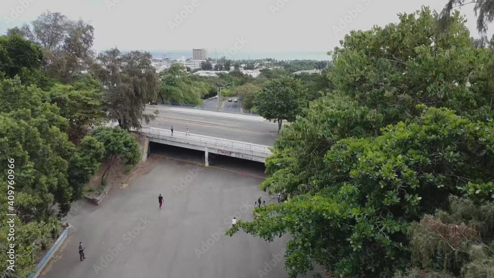 Vista de drone sobre volando parque mirador de santo domingo, parque ...