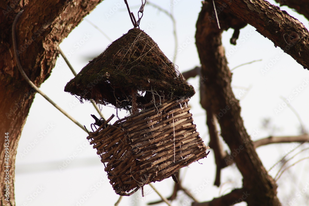 nido en árbol hecho por personas para que las aves se cobijen Stock ...