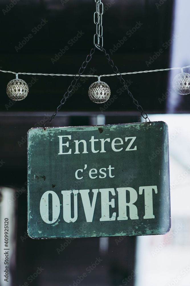 Plaque en métal vintage avec message entrez c'est ouvert suspendue à ...