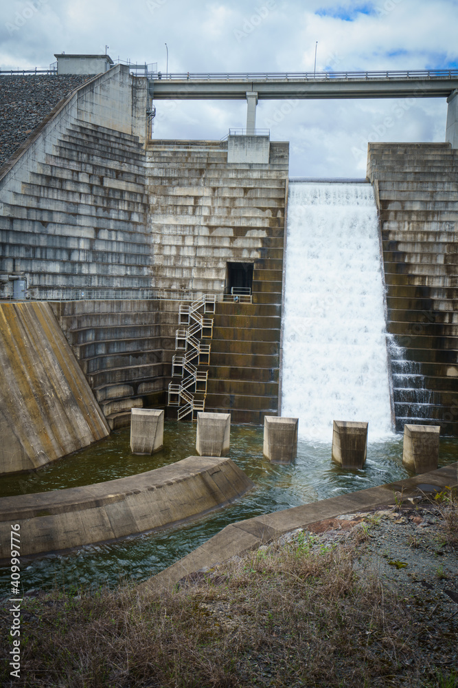 The Hinze Dam is a rock and earth-fill embankment dam with an un-gated ...