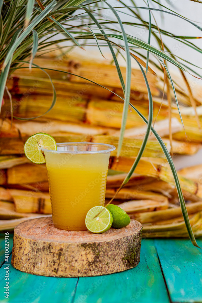 Sugarcane juice, guarapo de caña o jugo de caña de azucar. foto de ... Sugarcane juice, guarapo de caña o jugo de caña de azucar. foto de ...