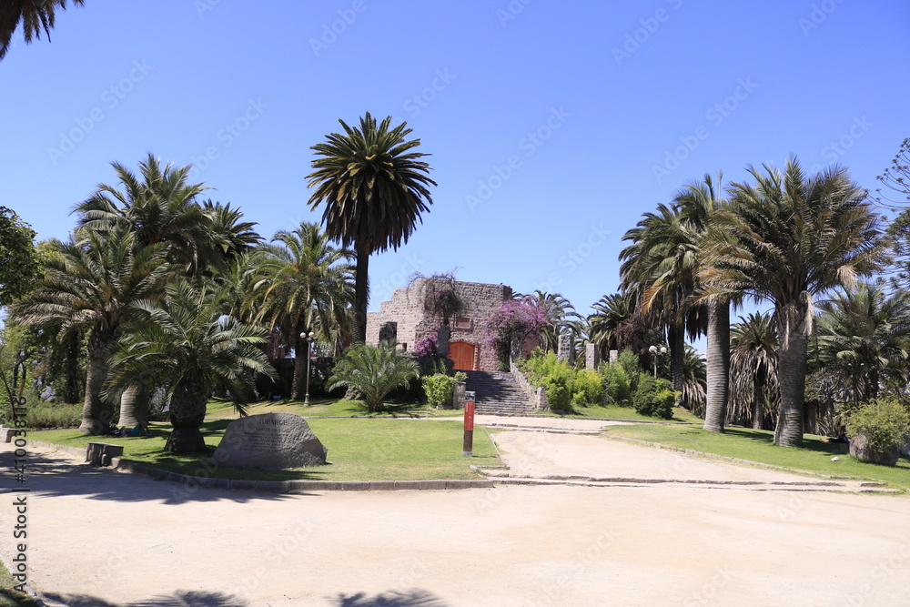 construcción antigua dentro del parque Metropolitano de Santiago, en ...