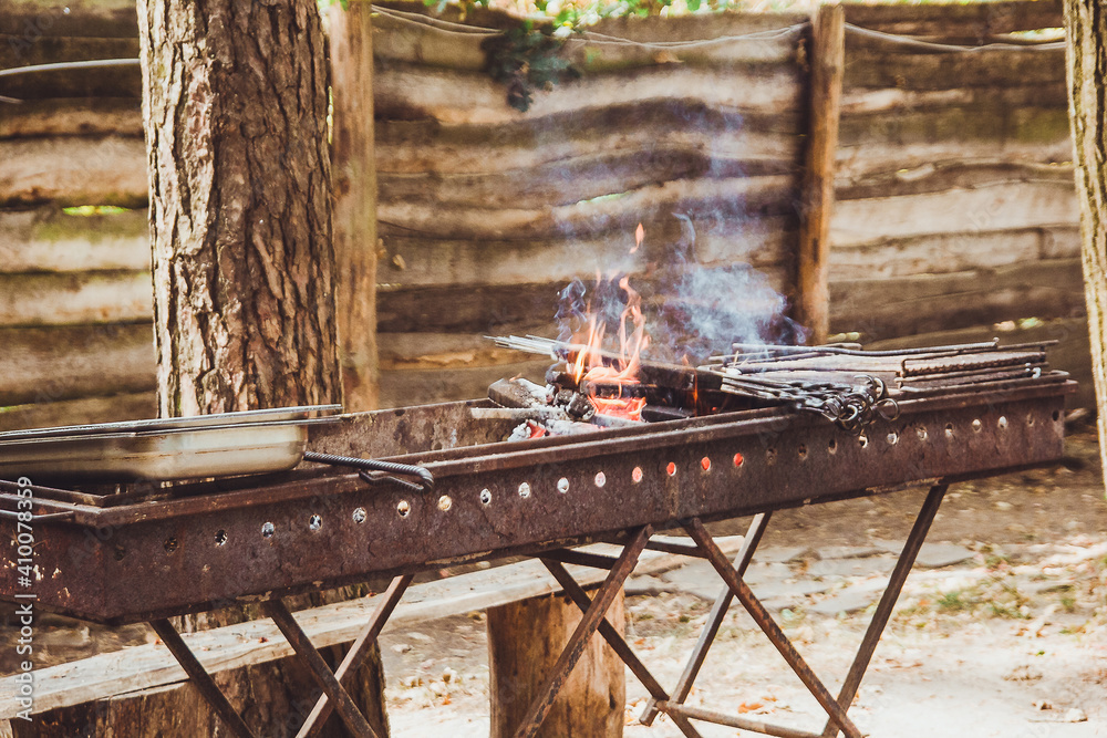 Foto de Burning fire with flames in a portable BBQ outdoors on a ...